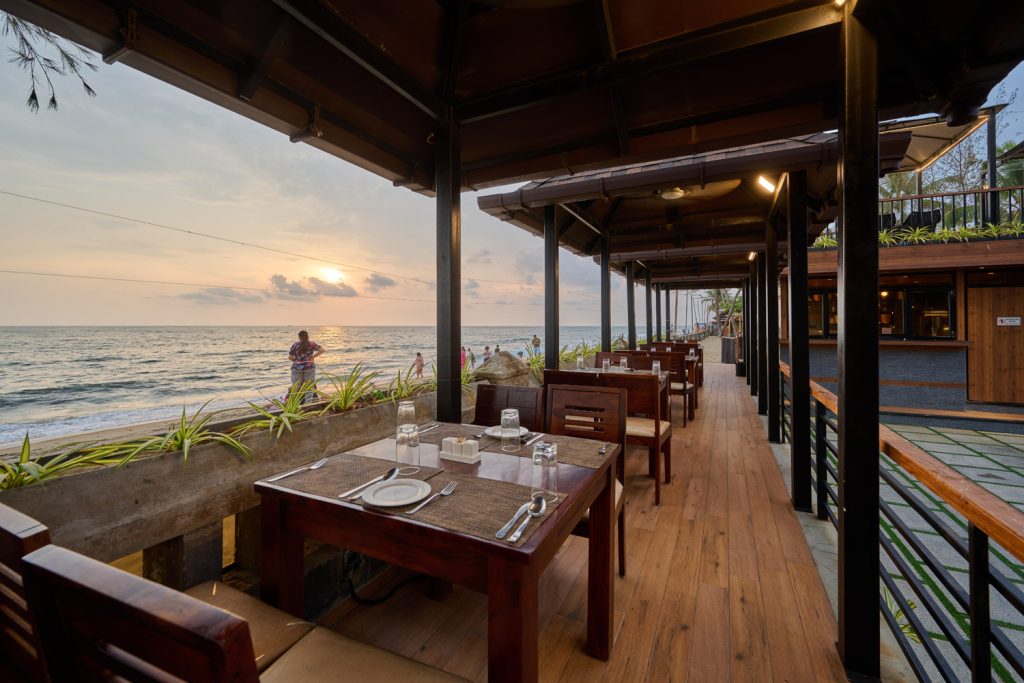 Waves Restaurant - Maliekal Heritance Beach & Lake Resort